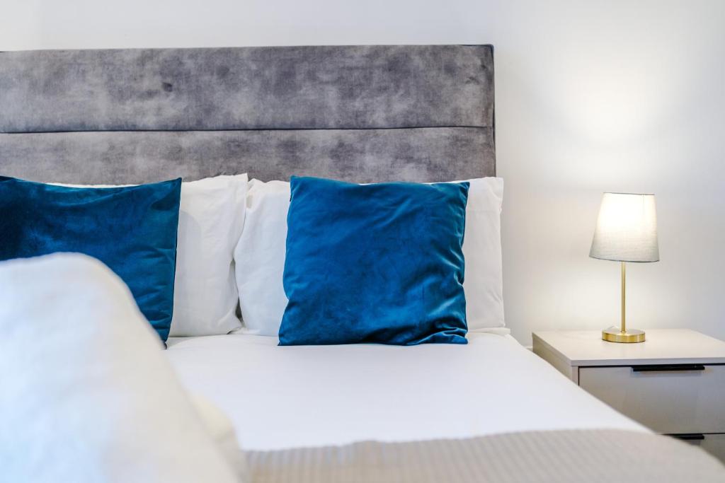 The Axium Suite- Free Parking, Near Station, City Center, Fast Wifi, up ...