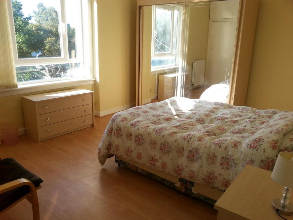 Comfortable Rooms With Work Desks In Cheerful Apartment Glasgow City - Glasgow