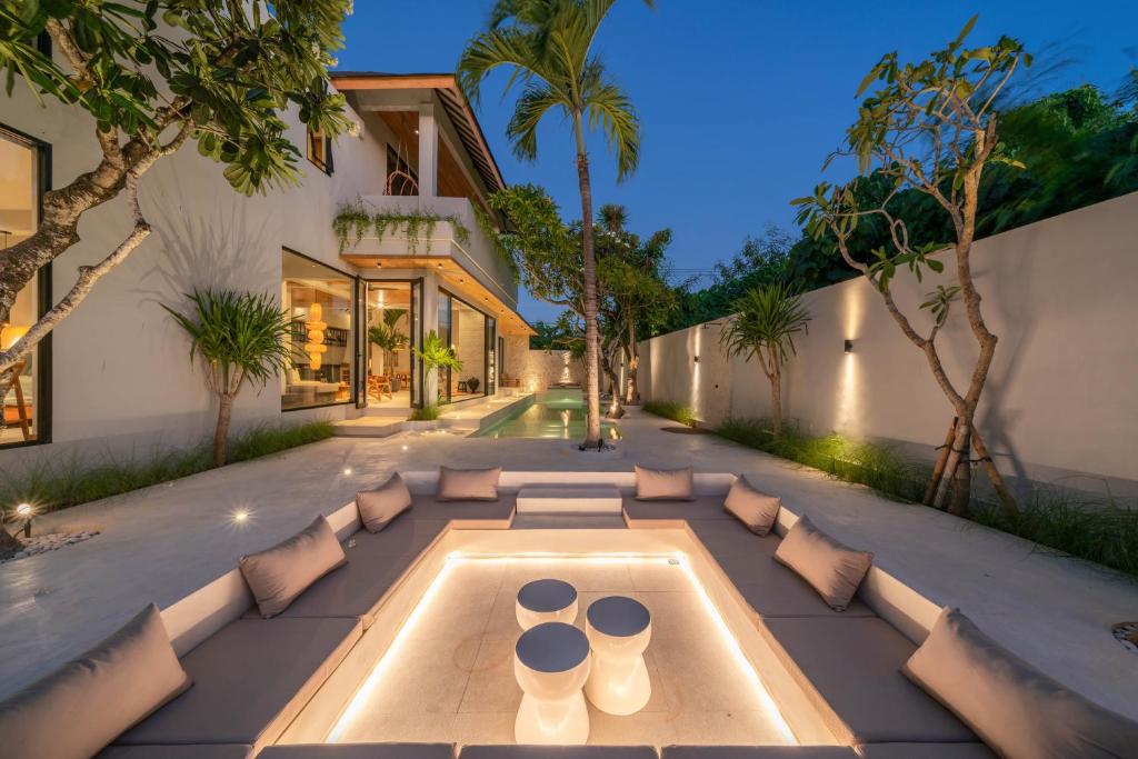 Villa Batu - Superb 4BR Rooftop Villa, Short Walk to The Beach, Canggu (harga terbaru 2025)