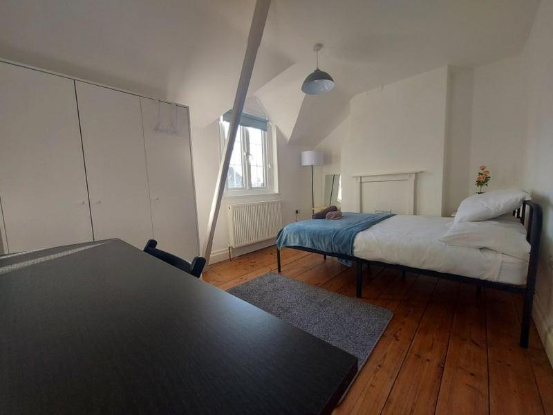 Large Double Room in the Heart of the City, Exeter (updated prices 2025)