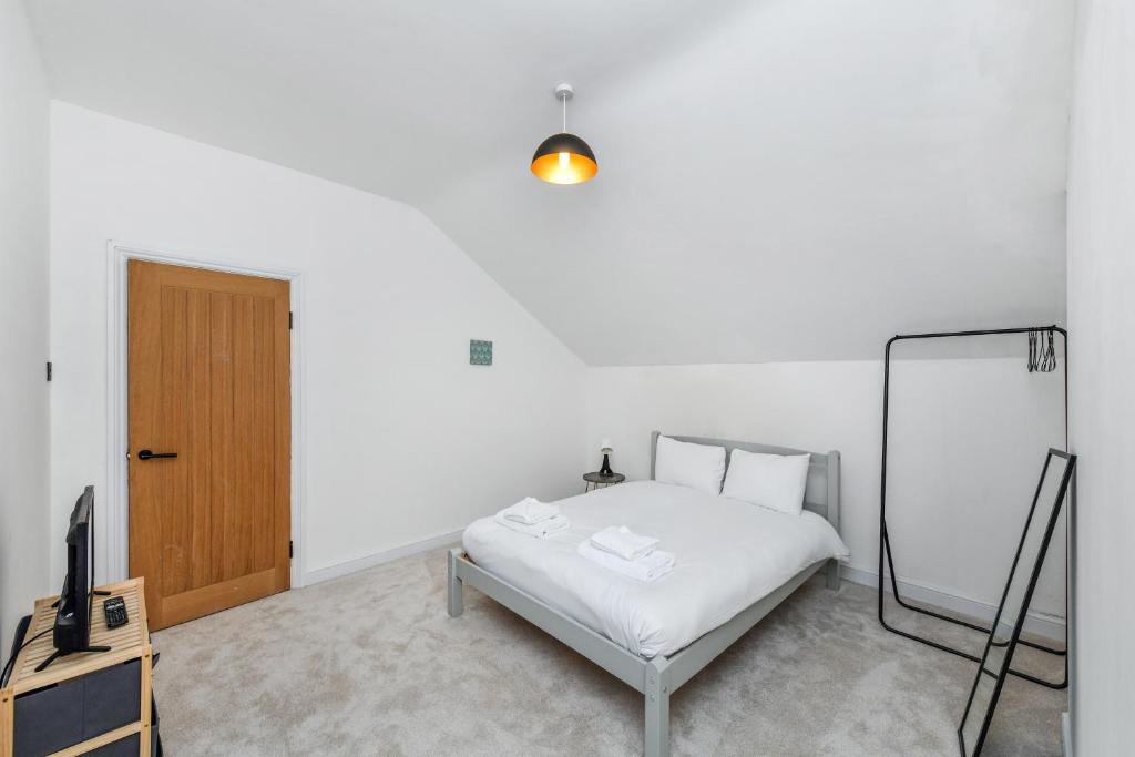 Cityscape 4-Bedroom, 2-Bathroom Haven on Woodborough Road Nottingham ...