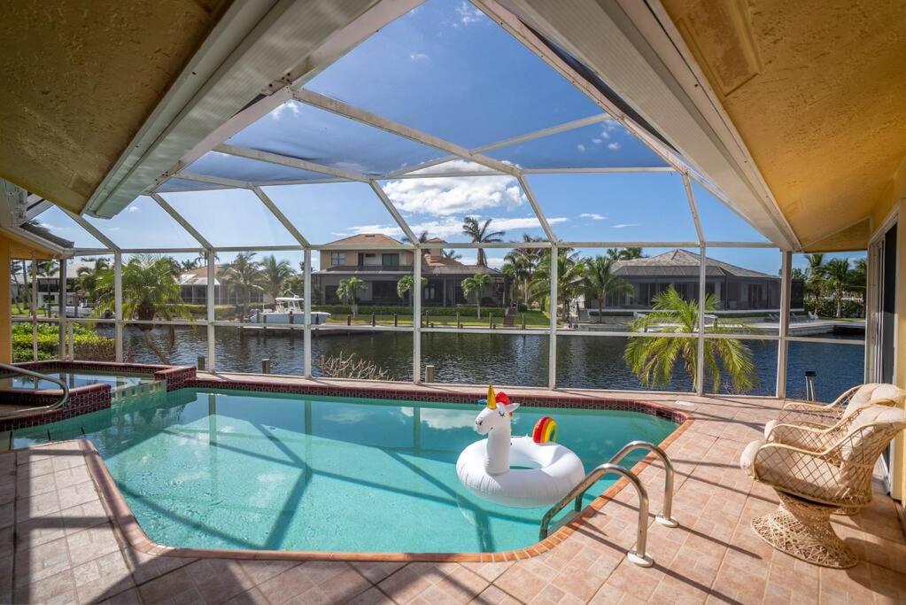 Waterfront Home With Heated Pool/Jacuzzi and only 1mile to beach, Marco ...