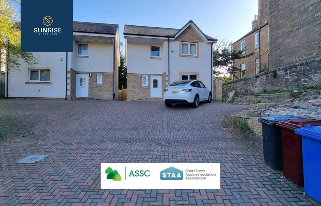 MUIRTON HOUSE, 4 Bed House, 4 Car Driveway, 2 Bathrooms, Smart TVs in ...