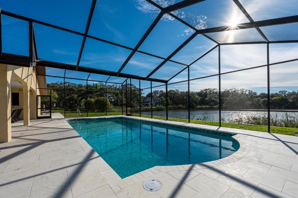 Lake O Woods Lake Front Gated Private Pool Home, Just 5 miles to the Beach home - Longboat Key
