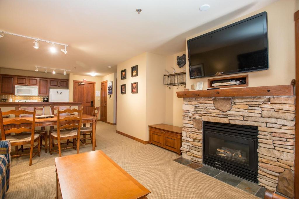 3216 - One Bedroom Den Standard Powderhorn Lodge condo, Solitude ...