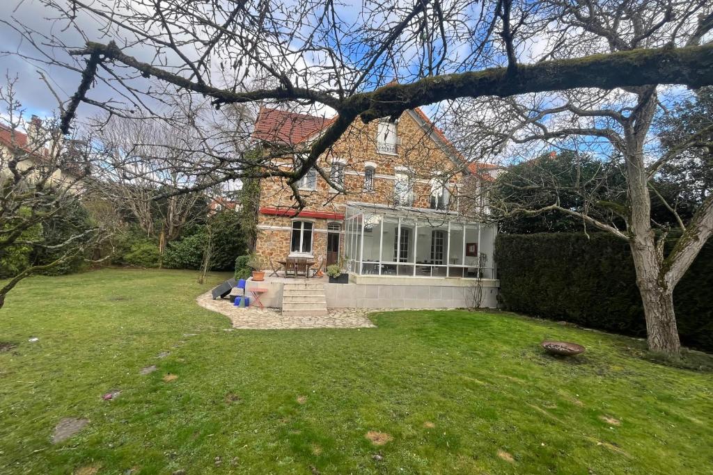 Villa and garden near Paris for the Olympic games, Garches (updated ...