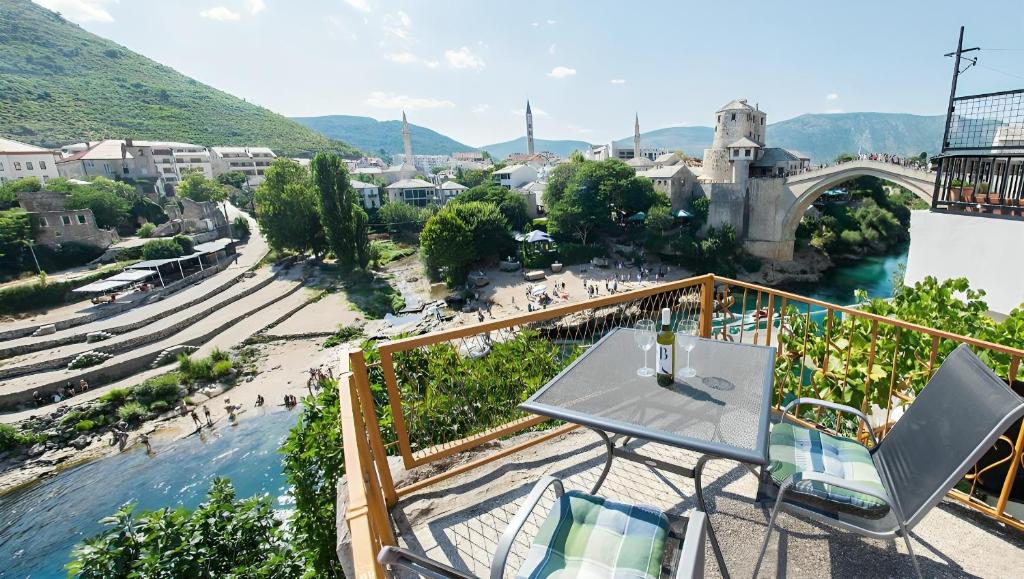 Urban Escape with Stunning Old Bridge Terrace Views, Mostar (precios ...