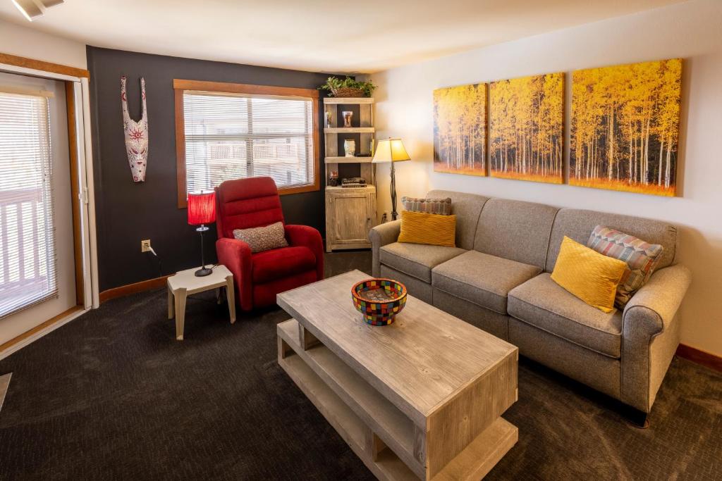 3402 - One Bedroom Den Deluxe Powderhorn Lodge condo, Solitude (updated ...