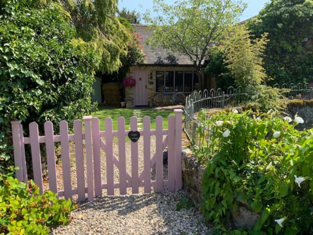 Piglet Cottage, Pebworth (updated prices 2026)