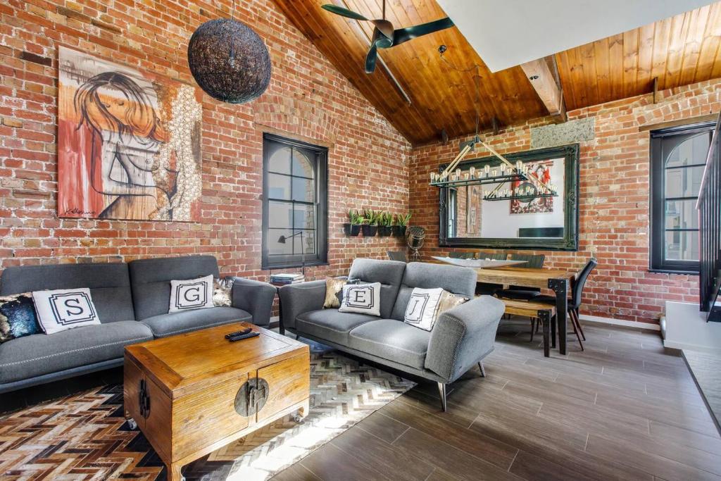 Ultra-chic Top Floor New York Style Loft Apartment, Melbourne (updated ...