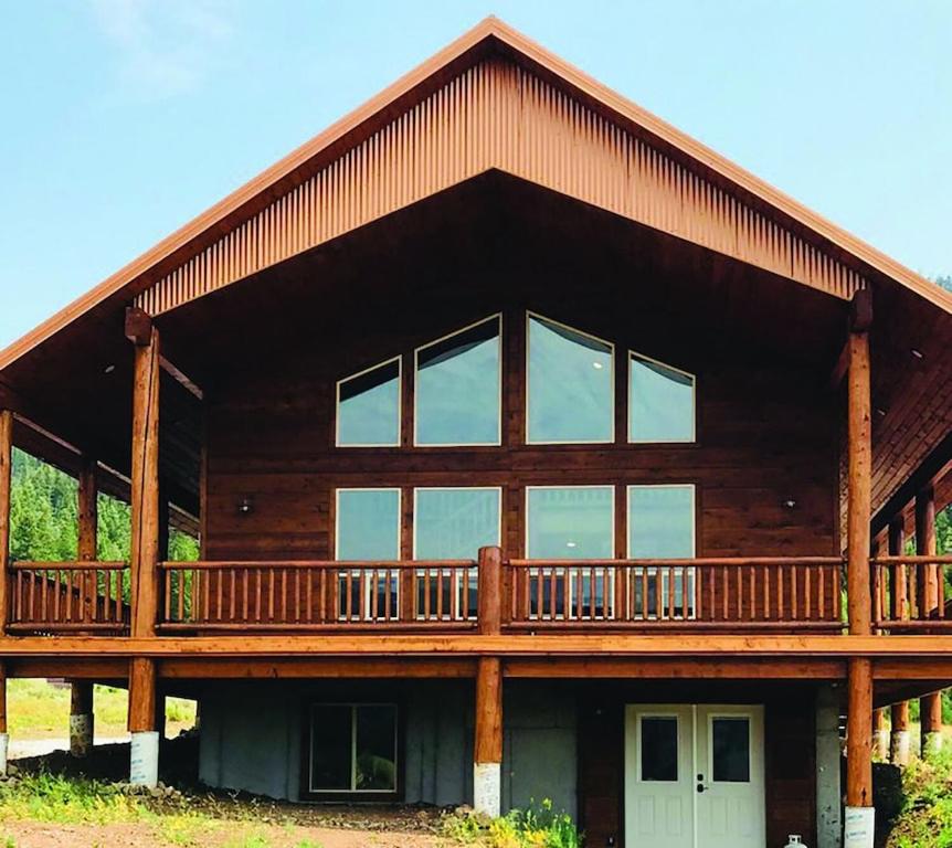 Lazy Fox - 15 minutes to Yellowstone - Covered decking - wifi - game ...