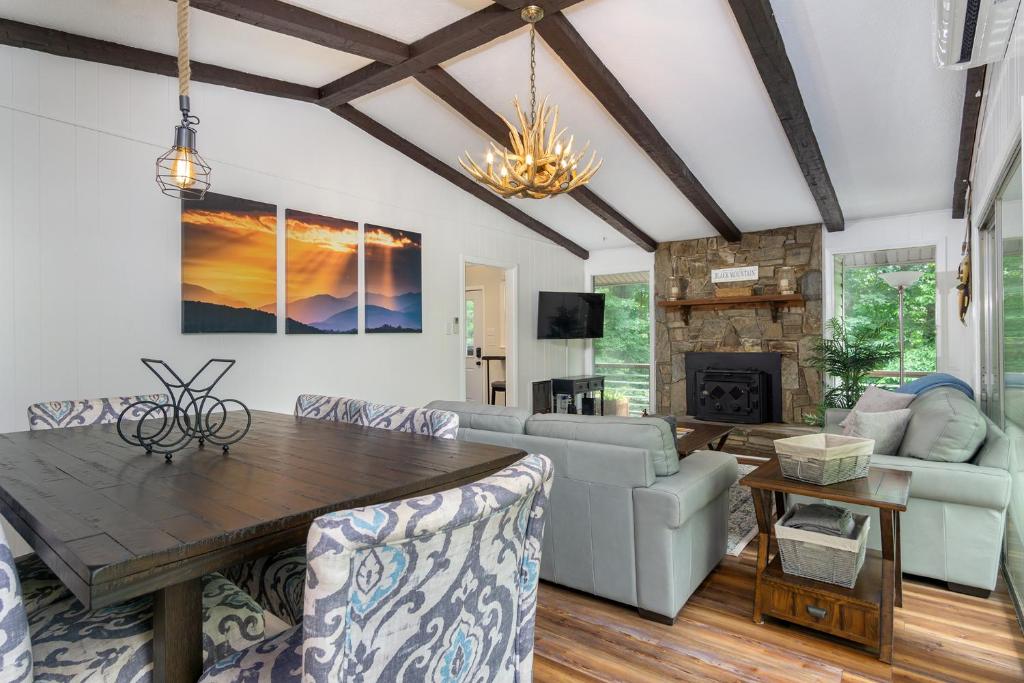 The Sunset Chalet Pet-friendly, Deck & 5 Minutes to Black Mountain ...