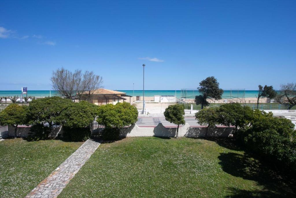 Trilocale con terrazzo fronte mare, Marcelli - M024, Marcelli (updated ...