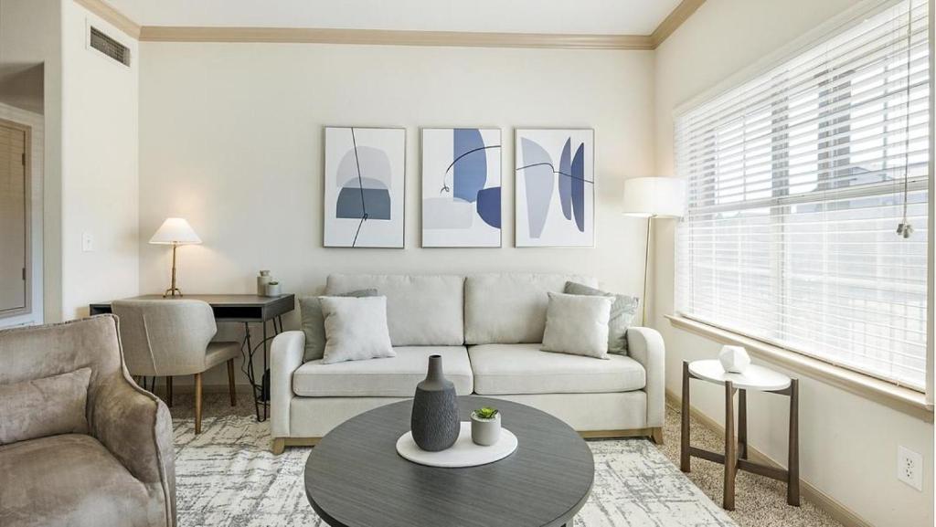 Landing Modern Apartment with Amazing Amenities (ID1181X404), Houston ...