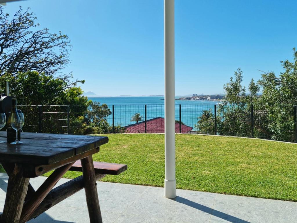 'BoStrand' - Private and Central, only 2 min walk to beach - sleeps 2 ...
