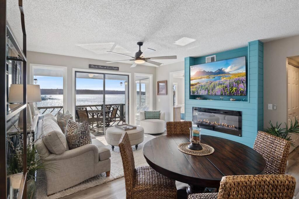Beachy Lakefront Condo in the heart of Osage Beach, Osage Beach ...