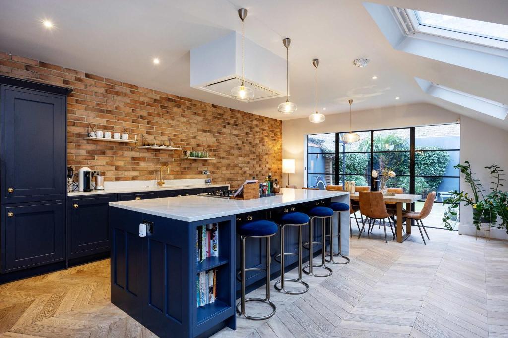 Veeve - A Vision in Blue, London (updated prices 2025)