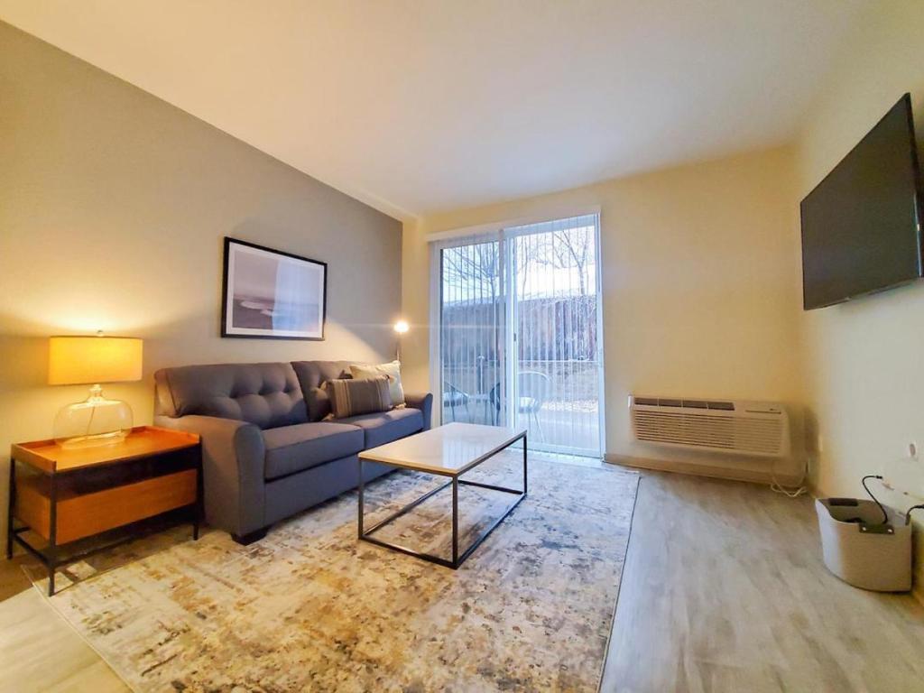 Landing Modern Apartment with Amazing Amenities (ID3007X09), Denver ...