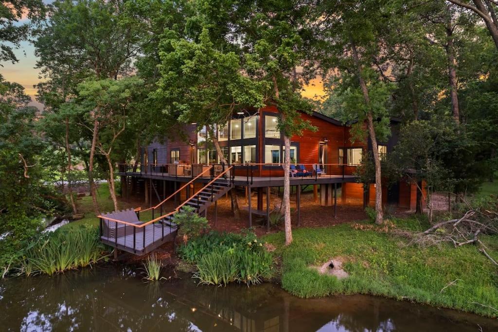Lux 'Treehouse' on Private Lake: Gameroom, Kayacks, Montgomery (updated ...