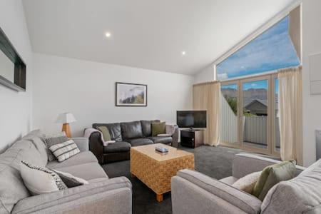 Vacation Retreat - With Pool & Spa, Wanaka (updated prices 2025)