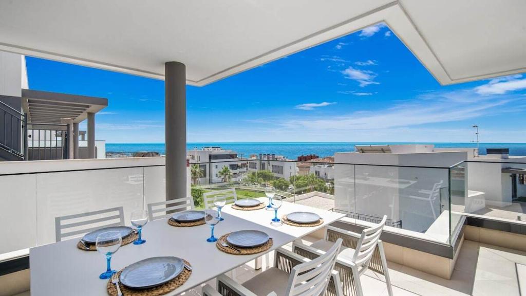 Apartment with sea view and gym, Estepona (updated prices 2026)