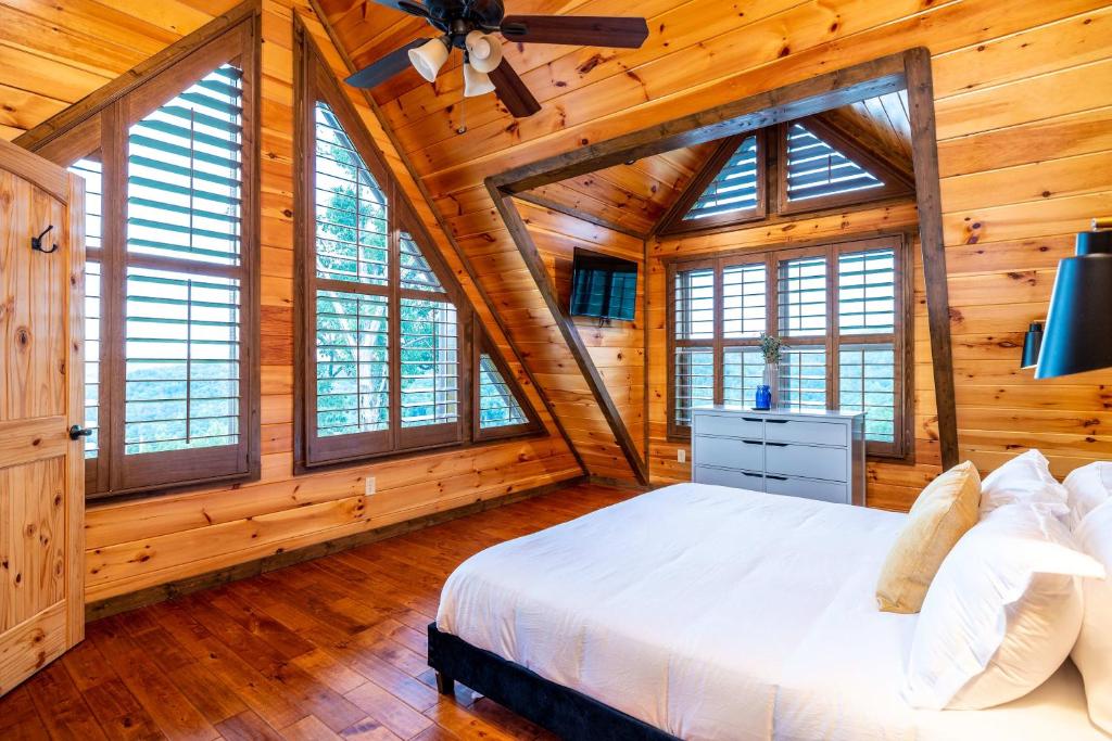 Serene Smoky Mountains Chalet for 12, Gatlinburg (updated prices 2025)
