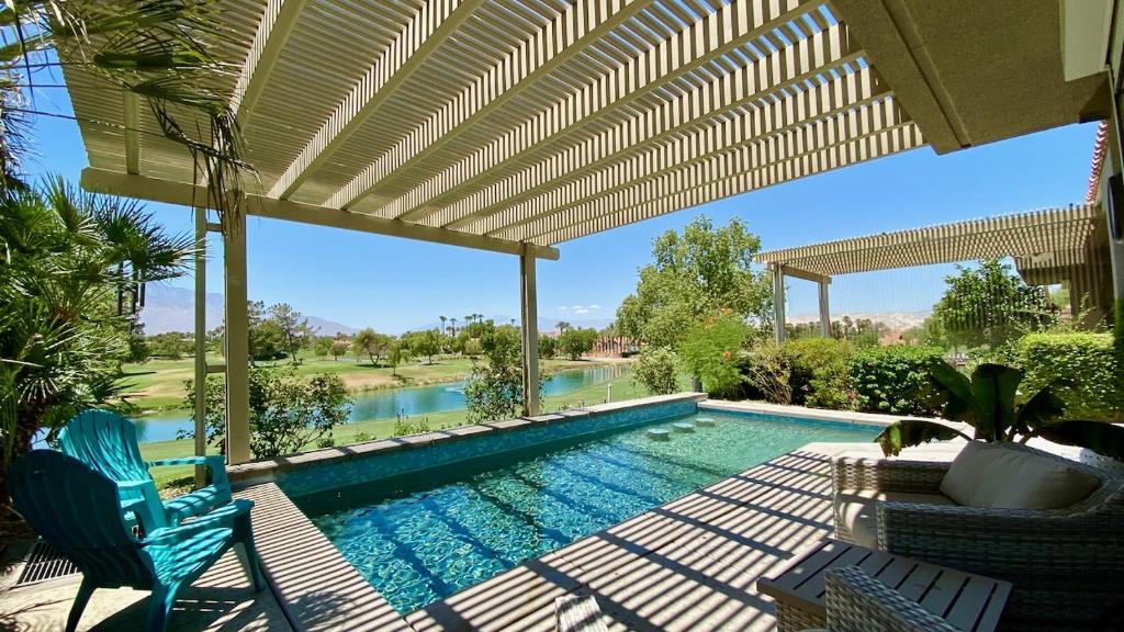 MIRAGE OASIS: 3 bed 2 bath, incredible views, private pool! A Greenday ...
