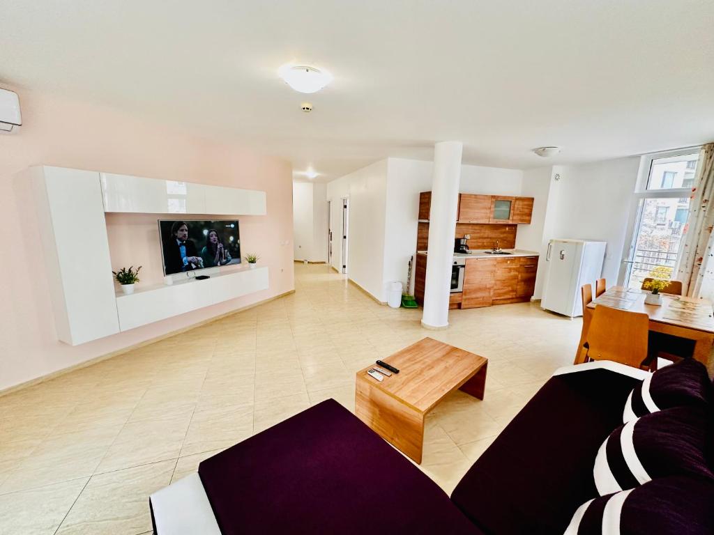 Charming 2-bed flat with pool view in Sunny Beach, Bulgaria, Sunny ...