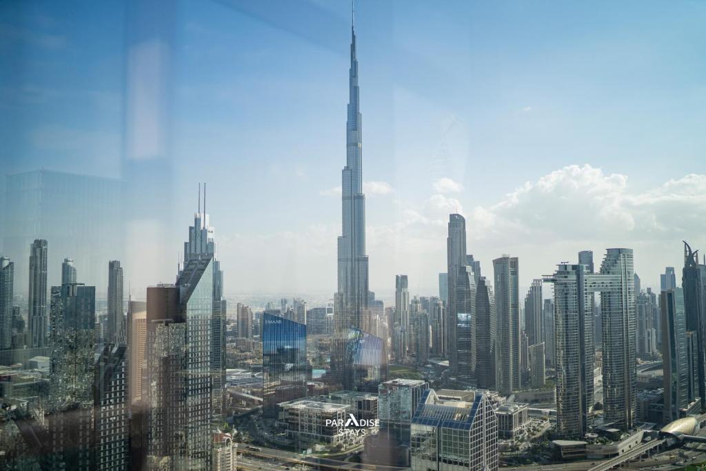 Burj Khalifa Views - High Floor with Sea & City Views - AA Tower, Dubai ...