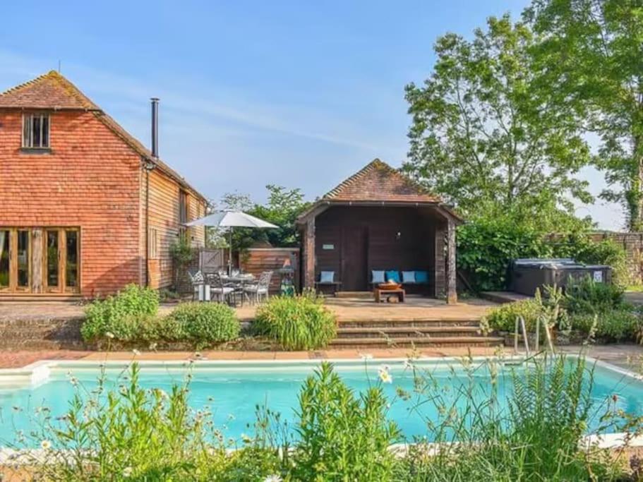 Luxury Farm House with Heated Pool & Jacuzzi, Wisborough Green (updated ...