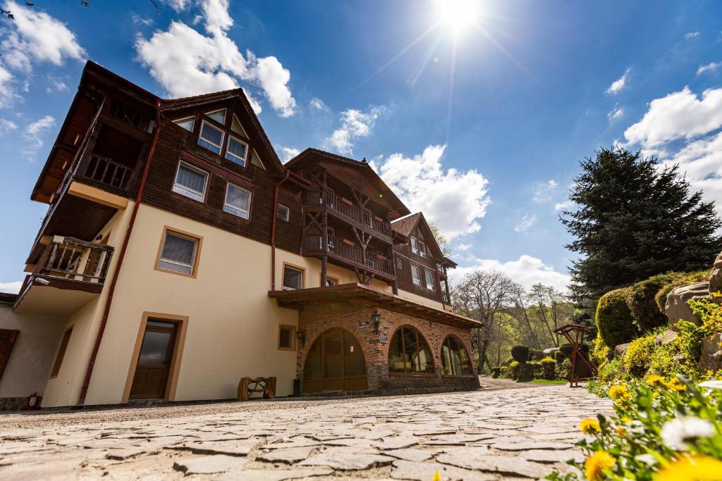 Complex Pastravaria Albota, Arpaşu de Sus (prețuri actualizate 2025)