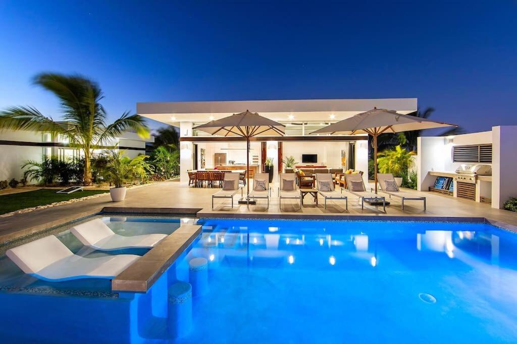 Beachside 4 Bedroom Villa with Pool and Resort Amenities - White Villas ...