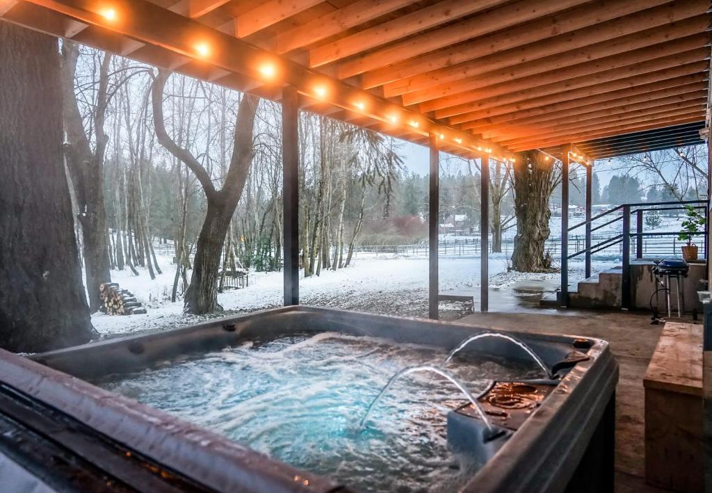 Historic dairy farm: hot tub fire pit, Coeur d'Alene (updated prices 2025)