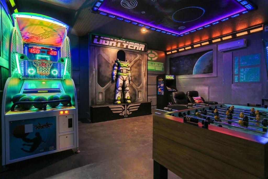 Pixar Paradise Pool & Spa Sleeps 20 Near Disney, Davenport (updated ...