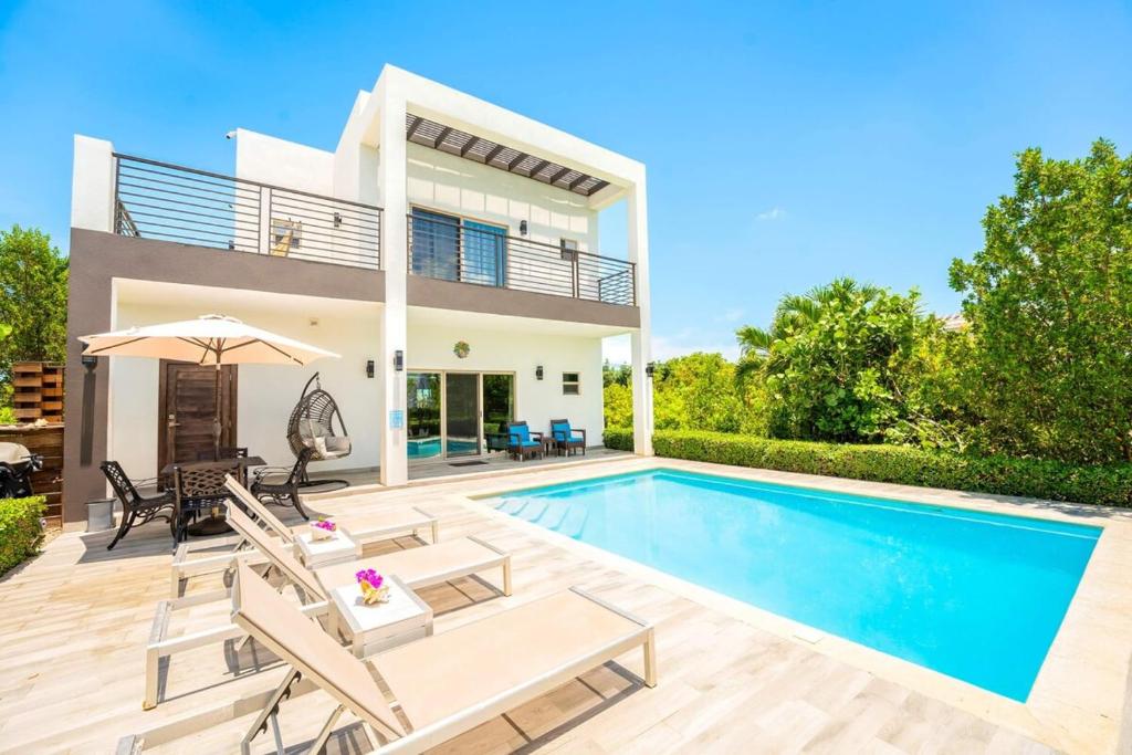 Private Pool Villa Ocean Views Steps from Beach, Long Bay Hills ...