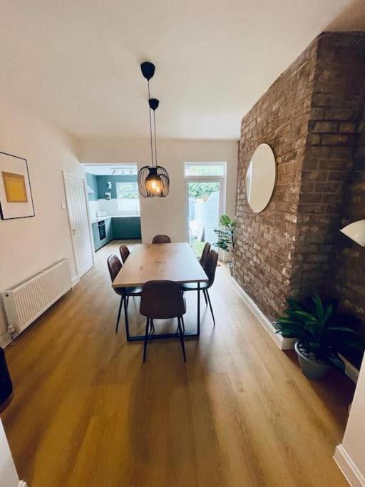 Spacious Modern Anfield Home, LFC & EFC, Free Parking, Liverpool ...