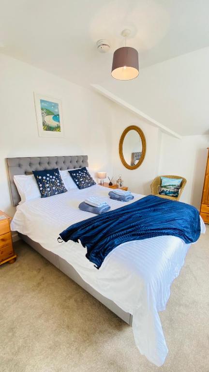 The Hillocks, Looe - Two Bedroom House with Fabulous Views of Looe Town and Harbour, Looe ...