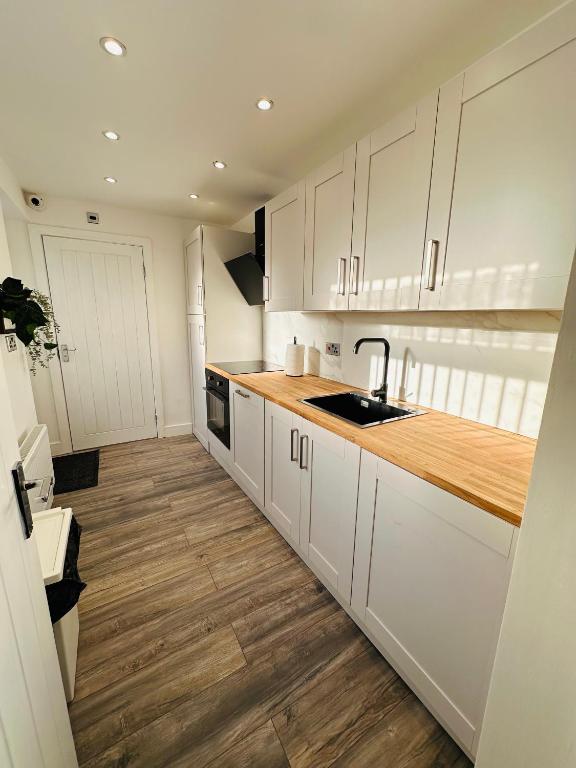 R2 - Newly renovated Luxury Private En-Suite Room in Harborne Park Road ...