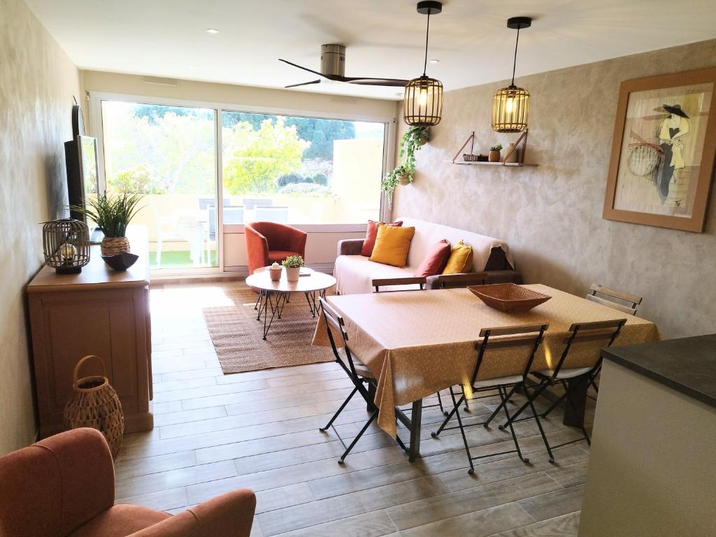 Les GRANDES ONDINES appartement avec accès direct à la plage et petite vue mer, Bormes-les ...