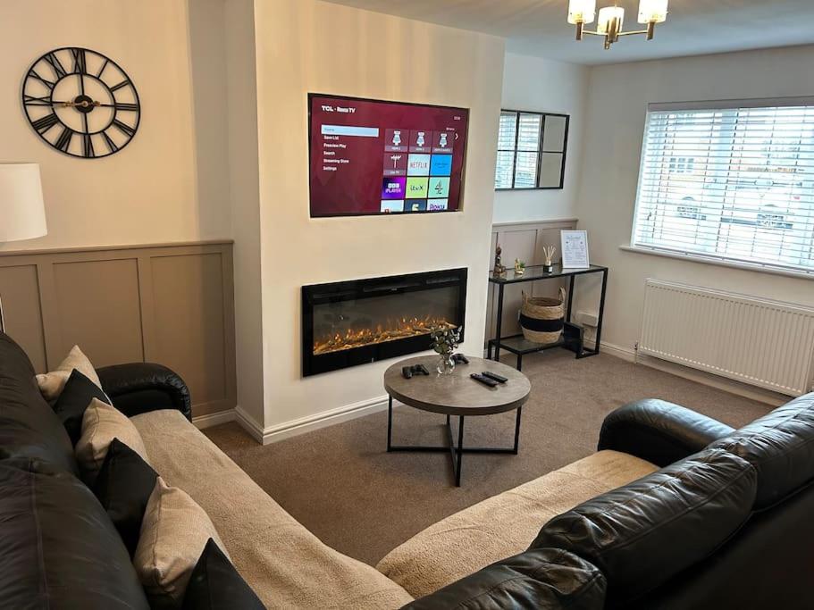 Fresh, fully equipped modern house can sleep 5, Kiveton Park (updated ...