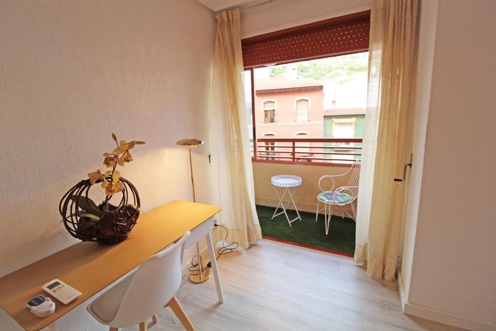 Castle views. Terrace. Design style. AC. Wifi. Refurbished ...