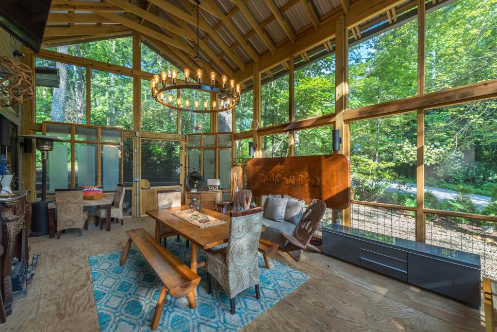 Outside Inn Screened-in Porch & Close to Town, Black Mountain (updated ...