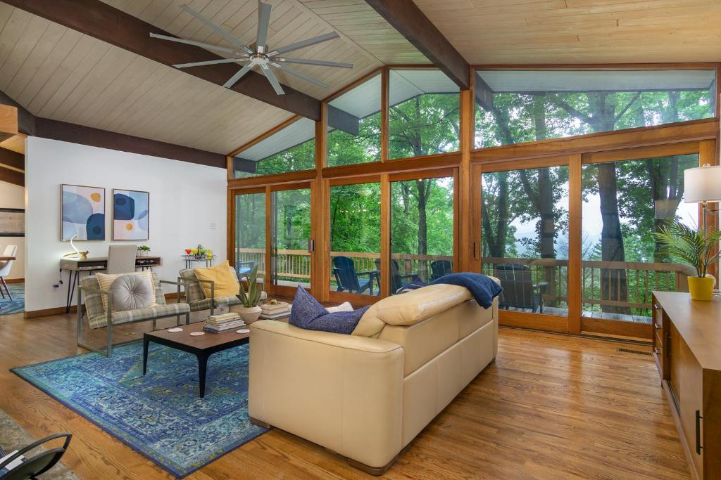 Retro Metro Deck House MCM Gem with Hot Tub & Spectacular Views ...
