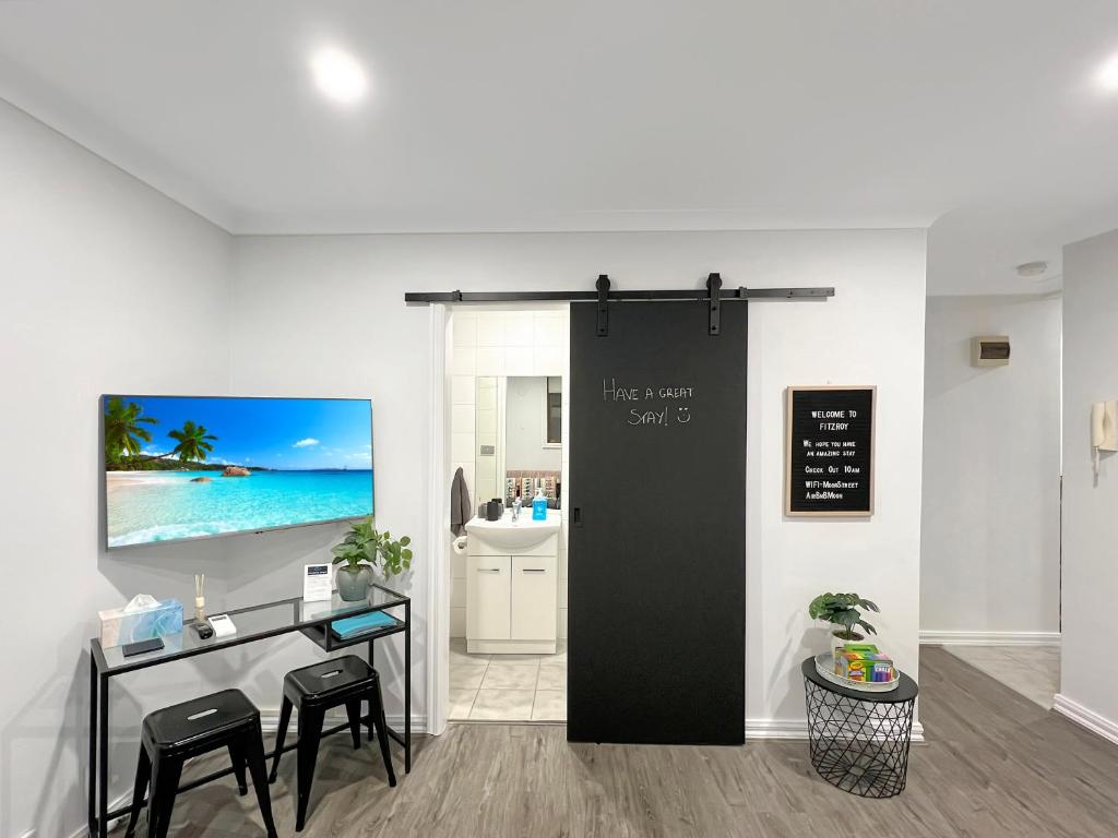 Funky Fitzroy apartment so close to the action, Melbourne (updated ...