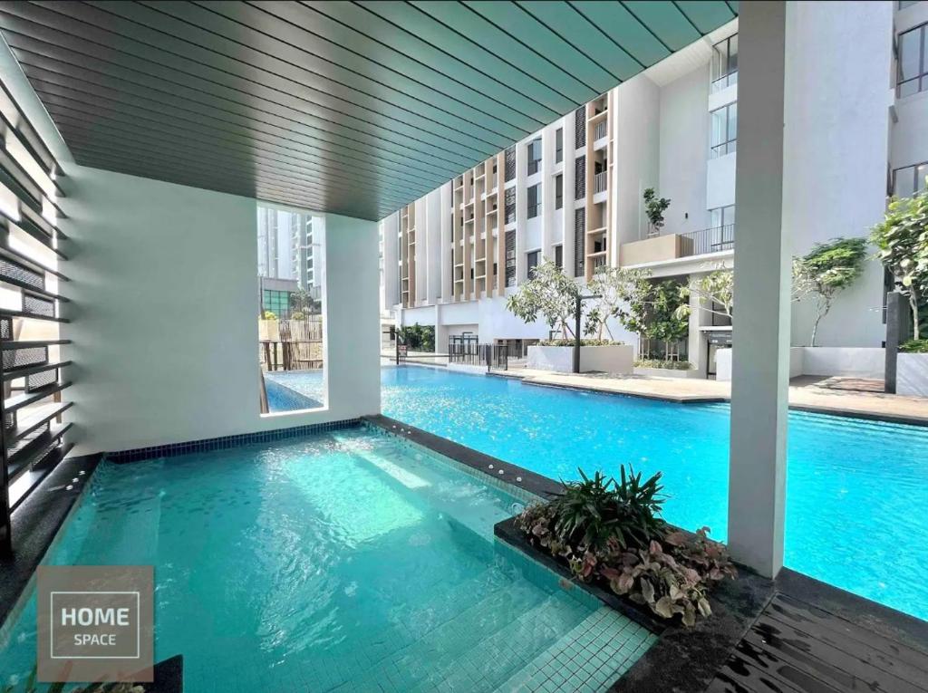 Cosy Sky Tree 5 min walk to Aeon Bukit Indah JB Legoland Exclusive Room Suite By HomeSpace ...