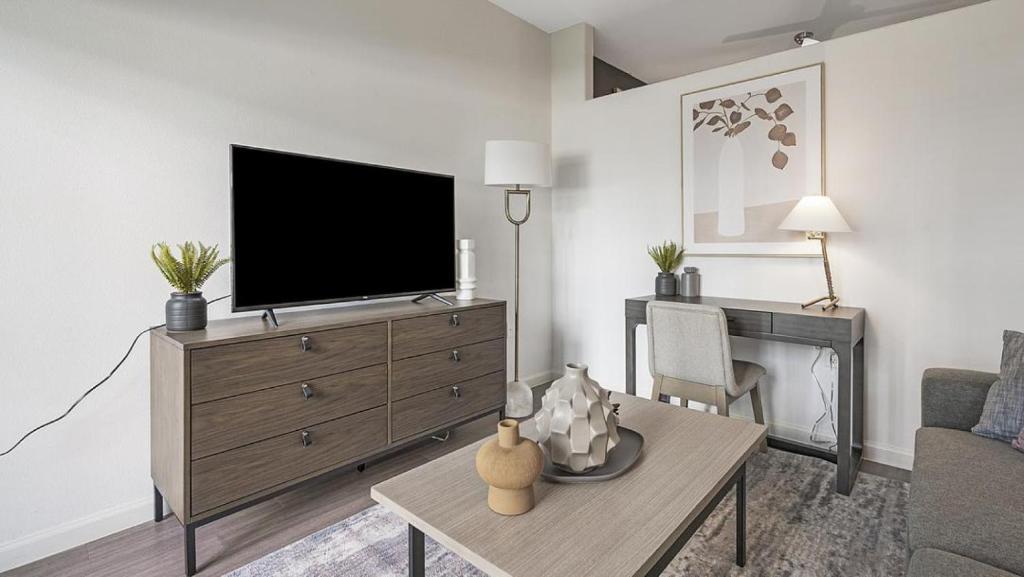 Landing Modern Apartment with Amazing Amenities (ID1013X758 ...