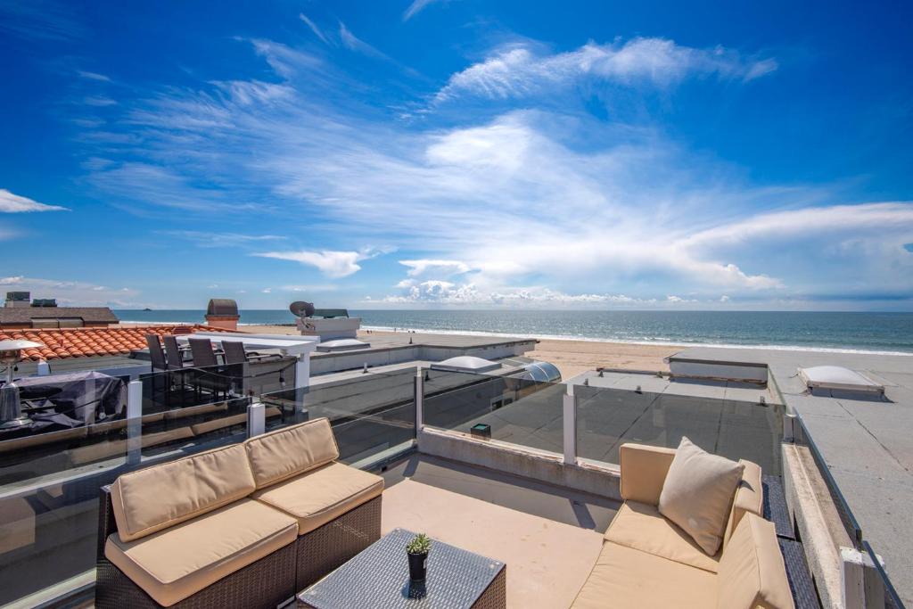 2 Story Oceanfront Patio and Ocean Views on 59th St, Newport Beach ...