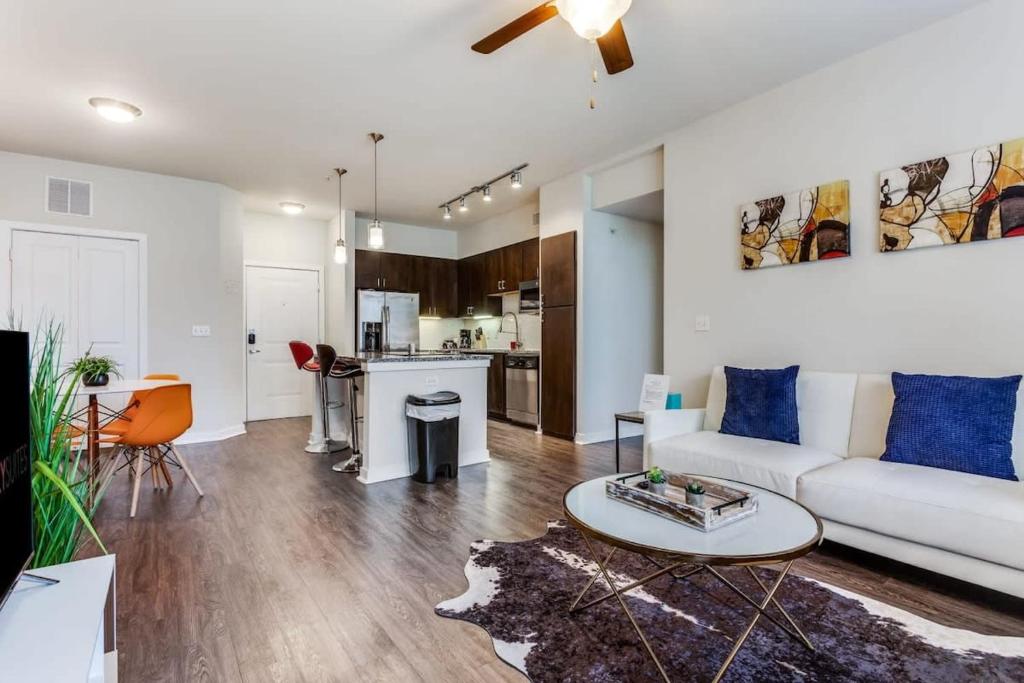 TWO Stylish SoCo CozySuites w 2 Pools, Austin (updated prices 2025)