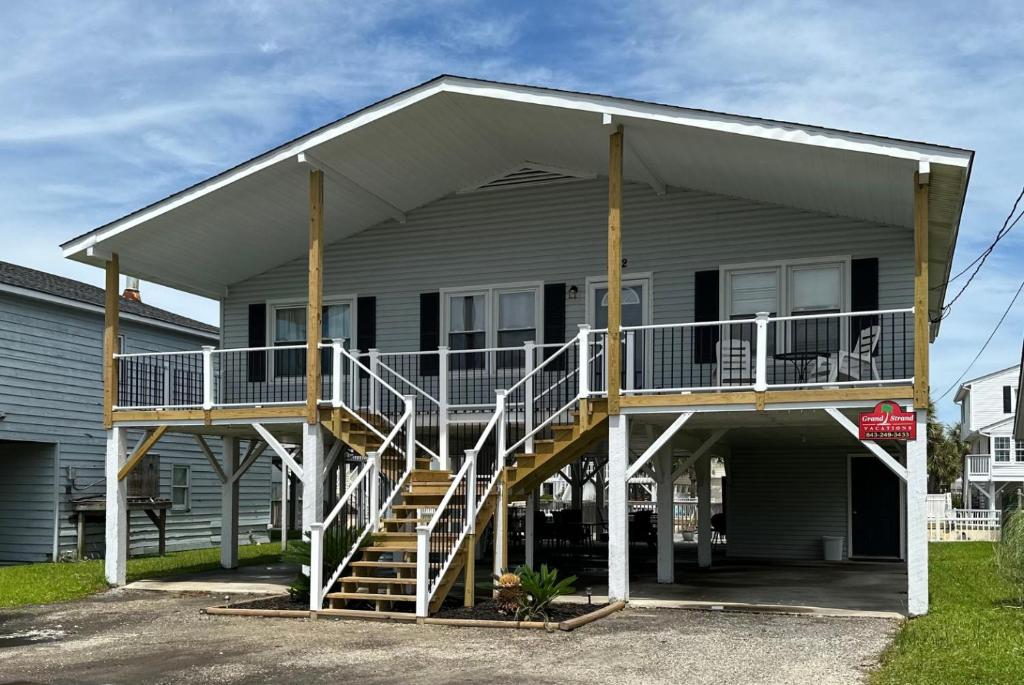 Waterfront and Sundeck at Beach Dreams in Cherry Grove, Myrtle Beach ...