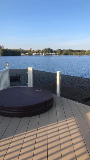Stunning LAKE SIDE Caravan with HOT TUB at Tattershall Lakes ...